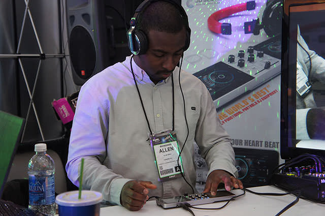 NAMM 2013: とにかくデザインと質感がすばらしい、魅惑のポータブルDJプレーヤー「PDJ」 - ICON