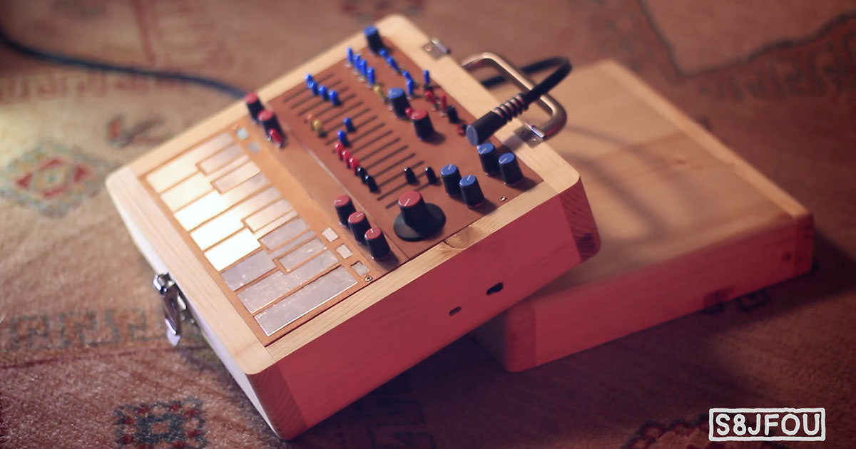 Buchla Music Easelの機能をデジタルで再現した木製筐体のマイクロ・シンセ、「The Peeps Music Box」が登場 ...